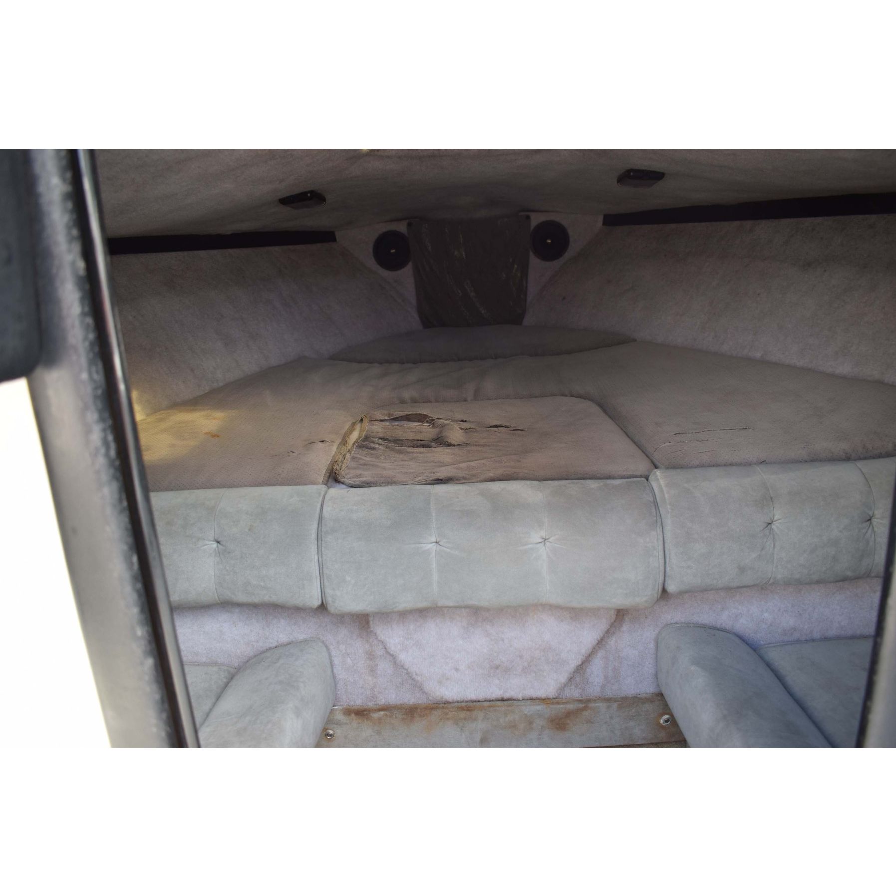 1989 Formula 223 SS Boat