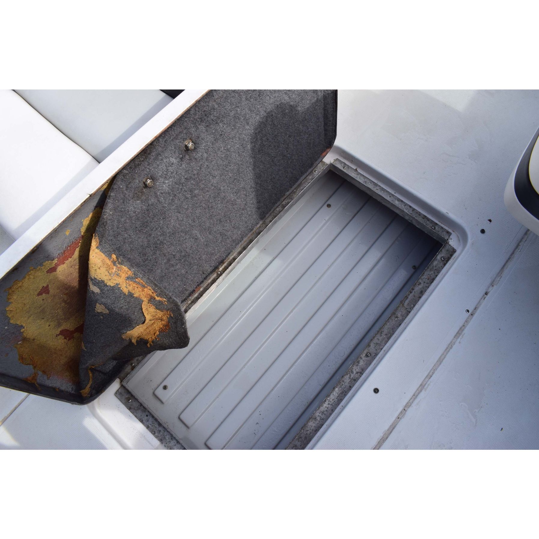 1989 Formula 223 SS Boat